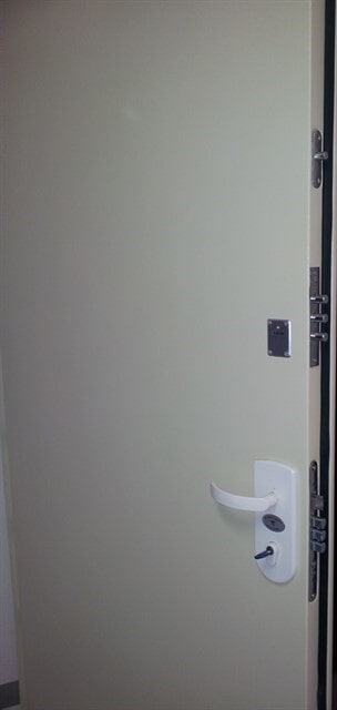 Cold intrusion door with top and middle locking - דלתות ירושלים בע"מ