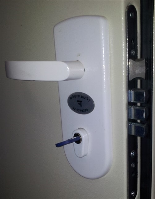 Cold intrusion door with middle 18mm lock - דלתות ירושלים בע"מ